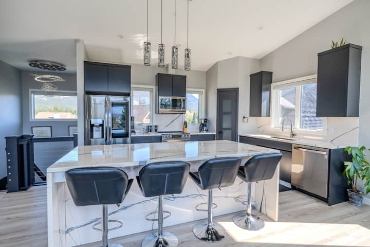 Mountain Crest Retreat | Bbq, Hot Tub, Theatre | - Invermere