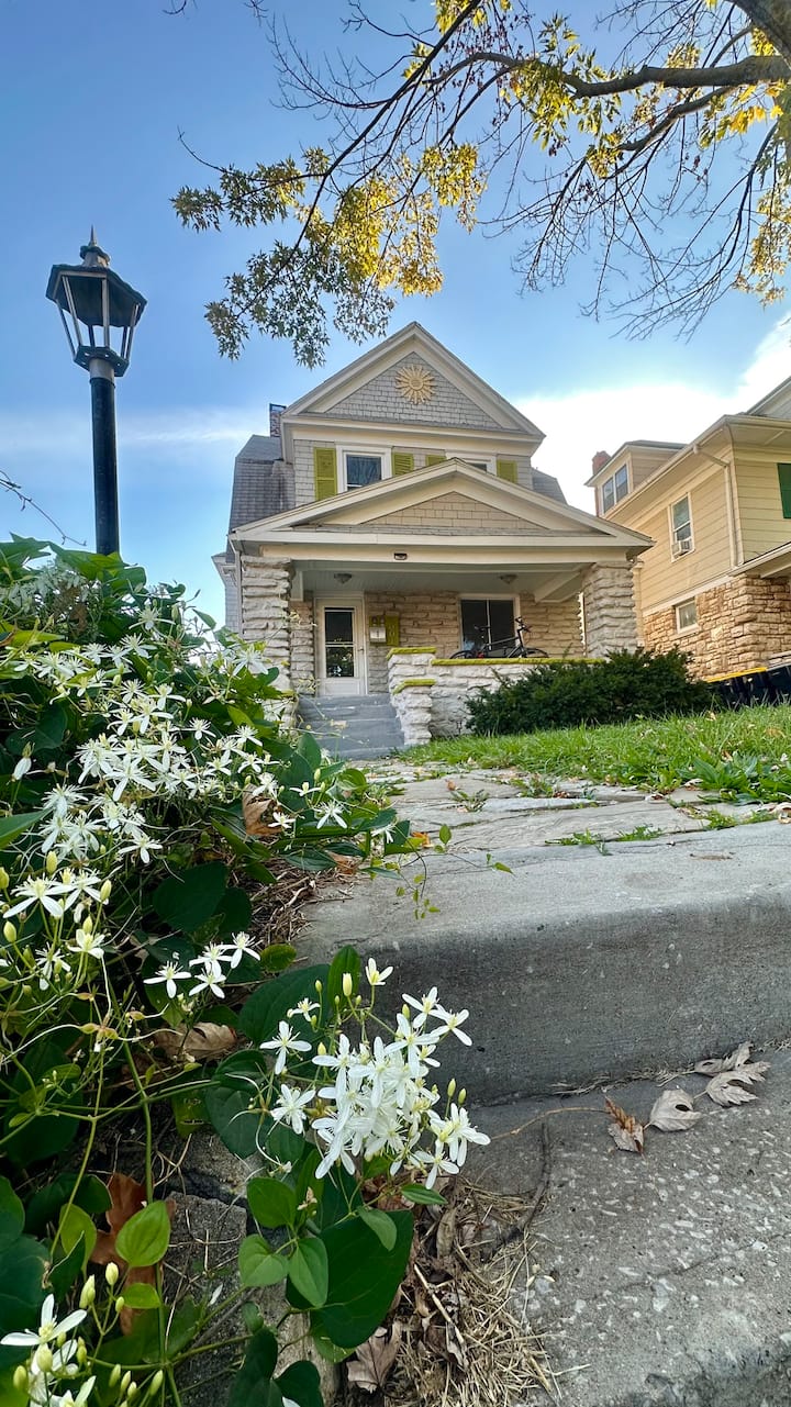2 Br Plaza Apt. Porch & Yard - Kansas City, MO