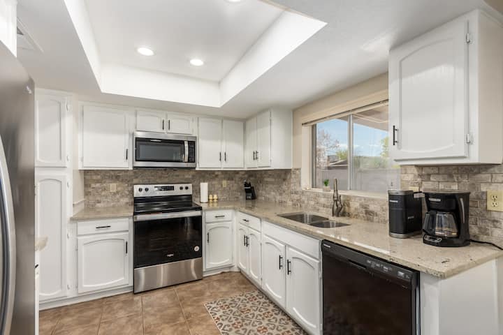 Remodeled & Fresh-3 Bedroom Home! - Mesa, AZ