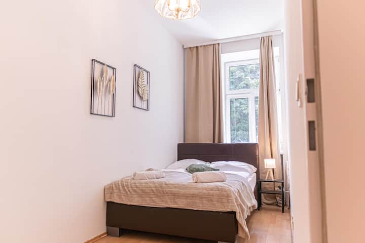 Comfy 2br + Lr Apartment For 6 ; Well-connected - Viena