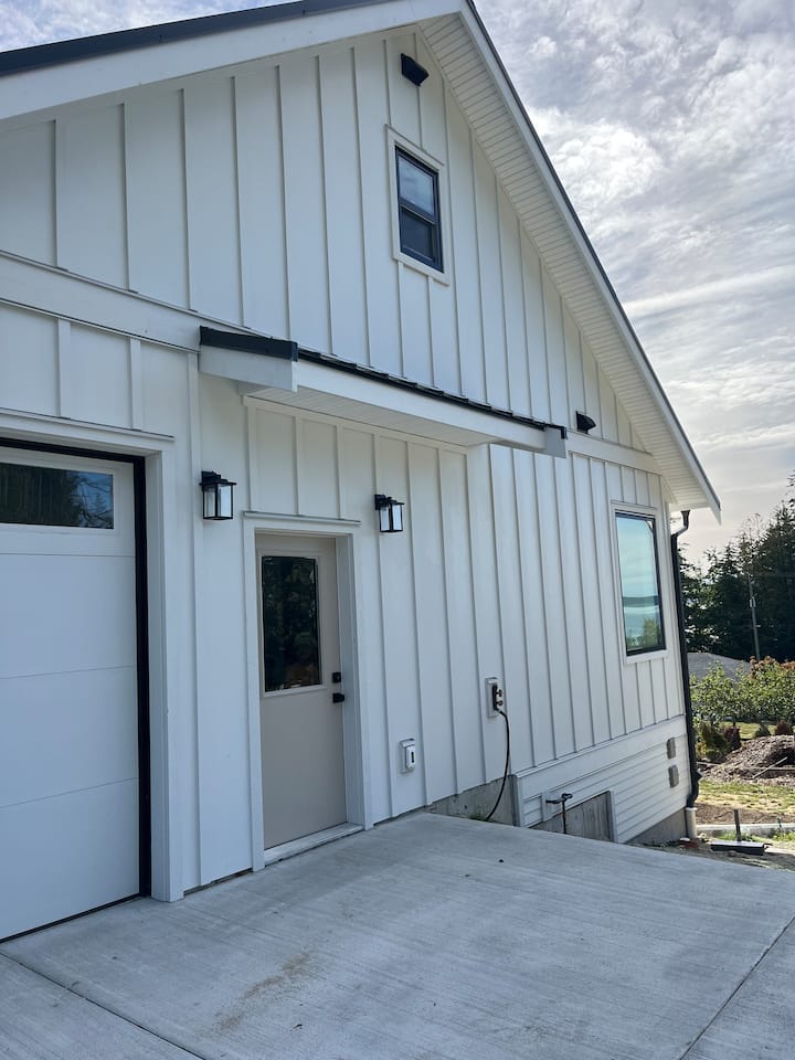 Eagle’s Nest Guest Suite - Powell River