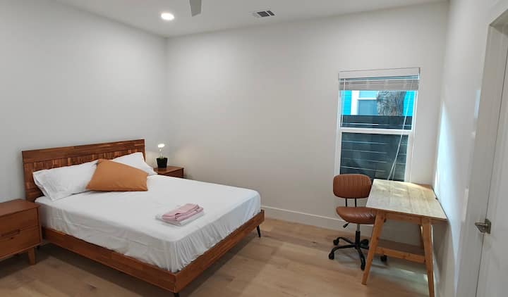 King W/ Bath - Coliving+coworking - Zeta House A1 - Austin, TX