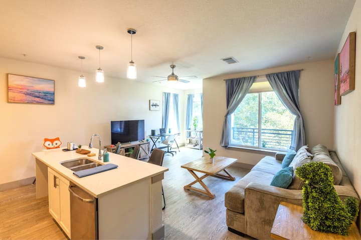 Riverwalk & Pool View! King Bed! Gym Free Parking - San Antonio, TX