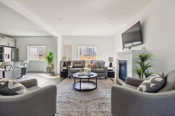 Luxurious And Beautiful, Barrie - Barrie