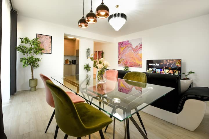 Style & Space: 2br Apartment With Private Balcony - Bucharest