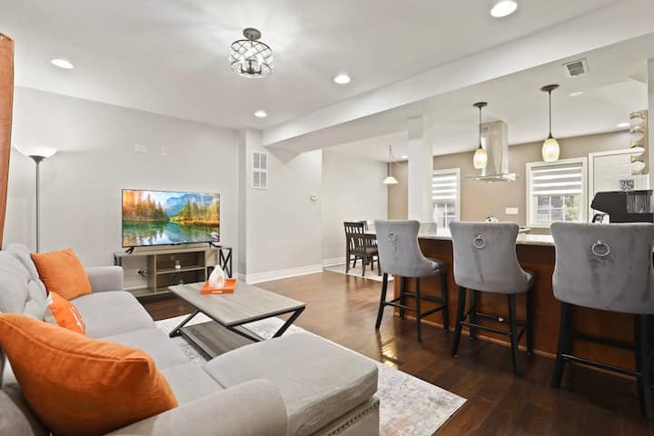 Runway Retreat: 3 Levels, 3bdrm, 1.5ba - Cicero, IL