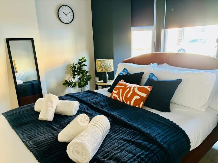 8 Beds, Sleeps Up To 11, Gloucester City Centre - Cotswolds