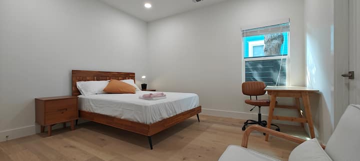 Queen W/ Bath - Coliving+coworking - Zeta House A2 - Austin, TX