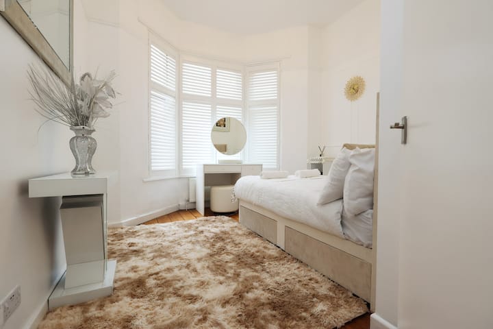 Spacious Pontcanna Apartment, Driveway Parking - Cardiff