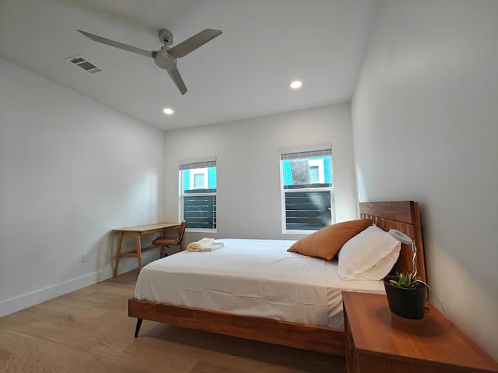 Queen - Coliving+coworking - Zeta House B1 - Austin, TX