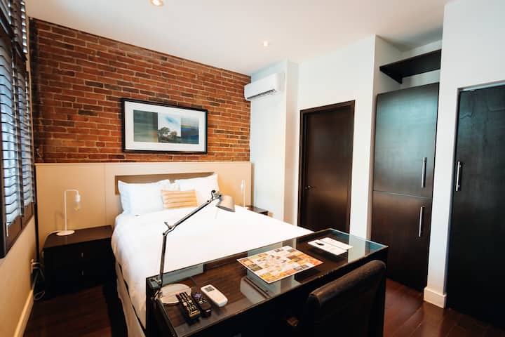 Boutique Hotel Quartier Latin - Room 202 - Montreal