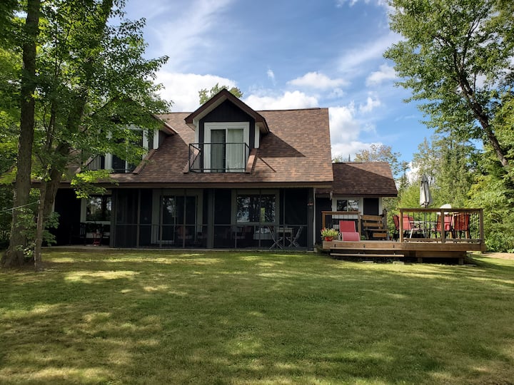 Private Lakefront W Muskoka Room~beach~dock &View! - Huntsville