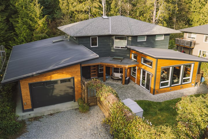 Cedar Spirit Family Home W/ Hot Tub + Garden Oasis - Tofino
