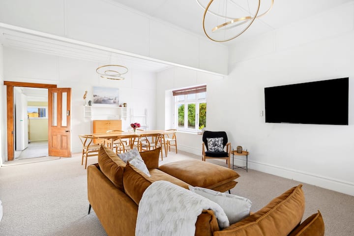 Skyway Villa - An Aviators Haven - Riwaka