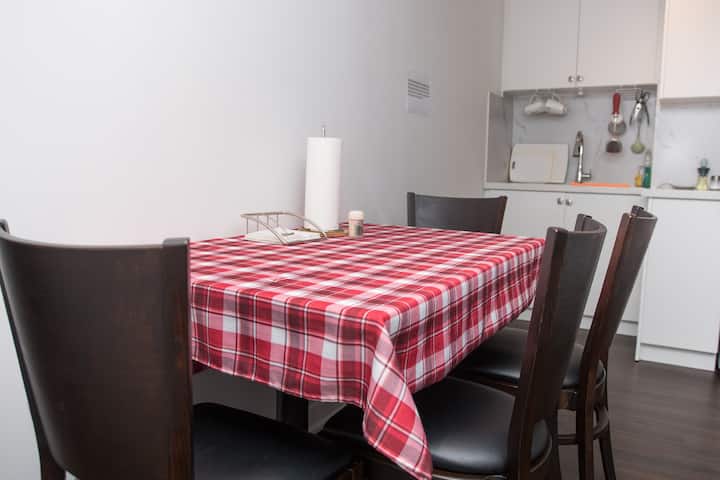 Spacious 2 Bedroom Basement 
For 4 People - Vaughan