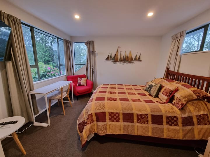 Charming & Central Retreat With Parking - Christchurch