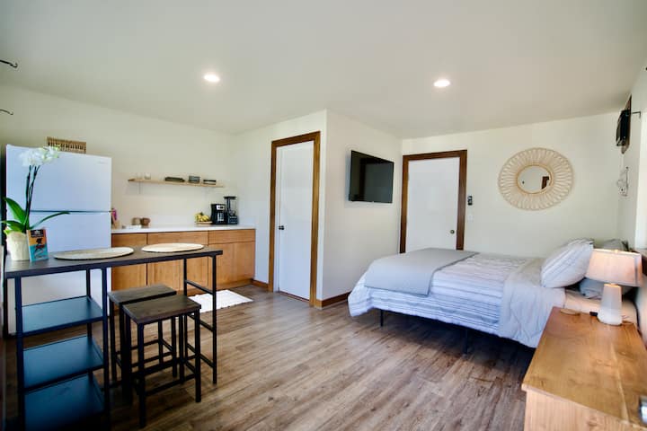 Oceanfront Studio At Shark's Cove - Ocean Views - Haleiwa, HI