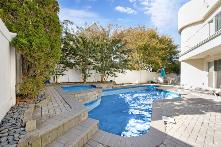 Pool And Private Beach With 5 Bedrooms 3 Baths - Long Beach, NY