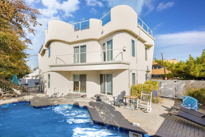 Pool And Private Beach With 5 Bedrooms 3 Baths - Long Beach, NY