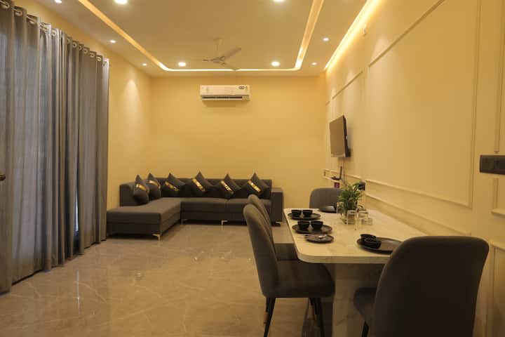 The Golden Glow: Luxury 1bhk Apt With Bathtub - Udaipur
