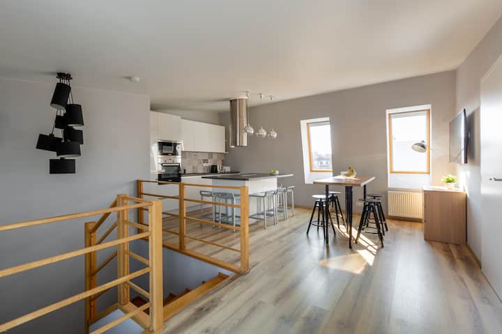 Grand 5-br Duplex With Balcony - Budapest