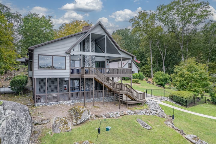 On The Rocks-sleeps 17, 2 Master Suites, + More! - Lake Sinclair, GA