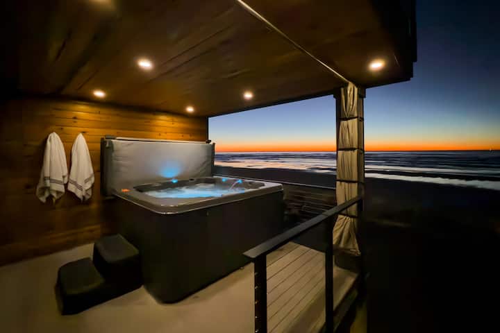 Beachfront Luxury, Hot Tub, Fire Pit, Spa & Arcade - Rockaway Beach, OR