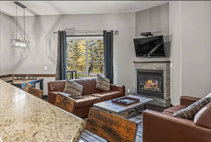 Cozy Corner Condo W/ Deck - Canmore