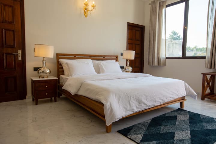 Warm Italian Luxury House- 10 Mins Metro & Mall - Delhi