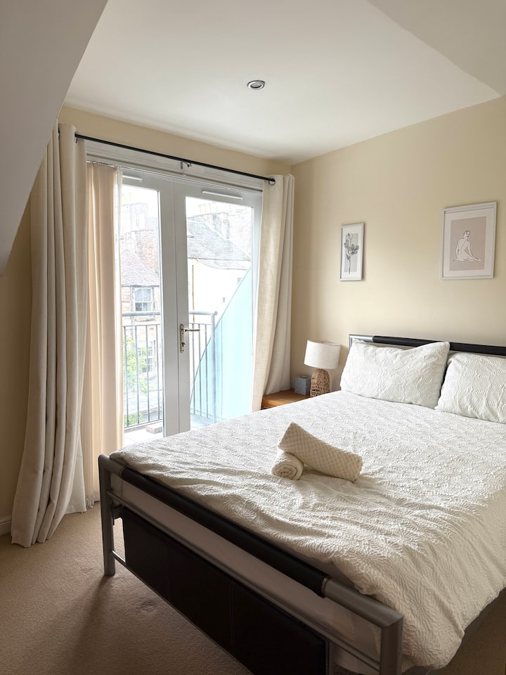 Modern City Central 2 Bed + 2 Bath + Parking - Edimburgo