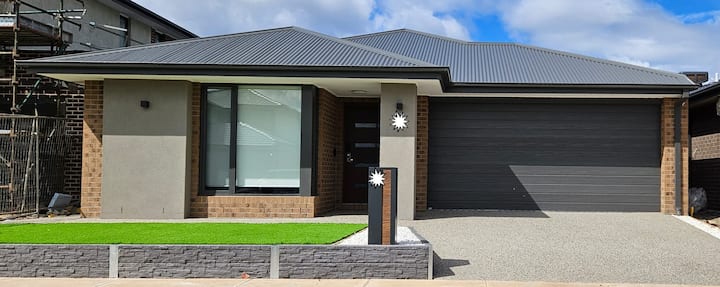 Stylish 4 Room With 65" Tv Ormond - Werribee