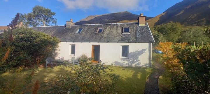 Lochside Cosy Cottage In Rural Highland Village - Skye