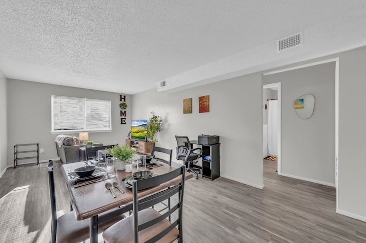 2 Bd Top Floor Apartment Near Kc - Olathe, KS