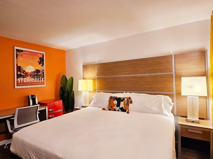 Hotel, Motel - King Bed Deluxe - Starkville, MS