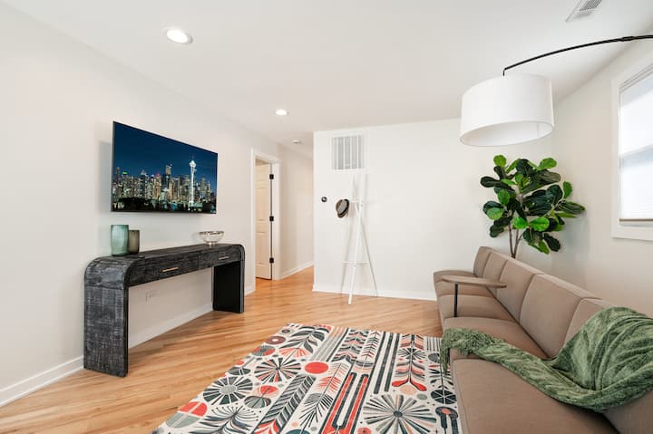 2 Miles To Wrigley+private Place+reserved Parking! - Chicago, IL