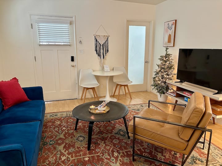 Casa Burbank 1 Bedroom Plus Den Or 2 Bedroom Haven - Chiba