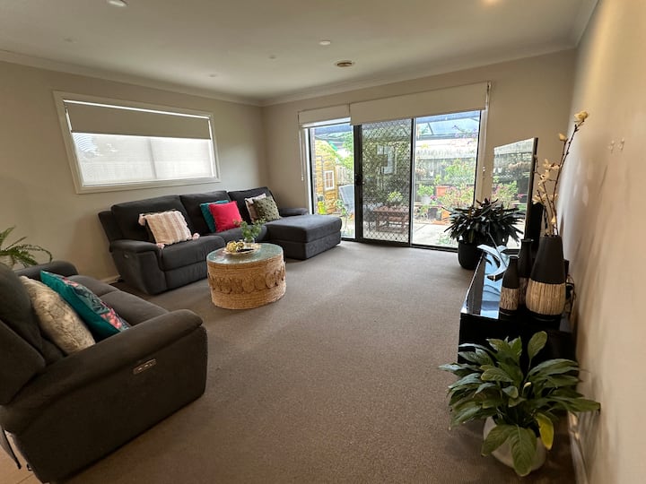 Quiet Comfort For Relaxing Stays - Point Cook