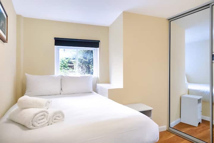 Entire  Two Bed 5mins To London Bridge(sleeps 6)