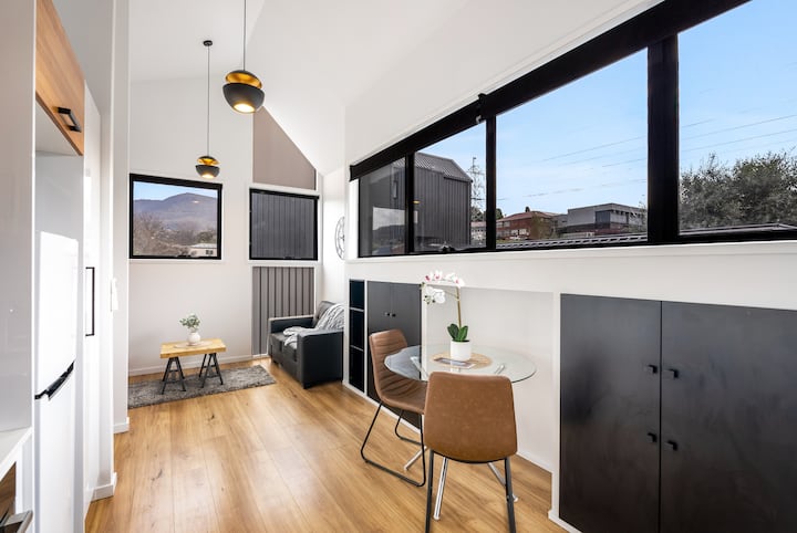 Modern, Central Retreat W/ Mountain Views - Hobart