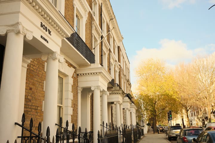 Double Studio In The Heart Of Kensington Olympia - London