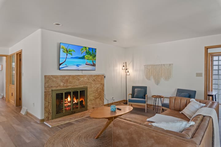 Spacious Family Retreat | 11 Minutes To Froedtert - Wauwatosa, WI
