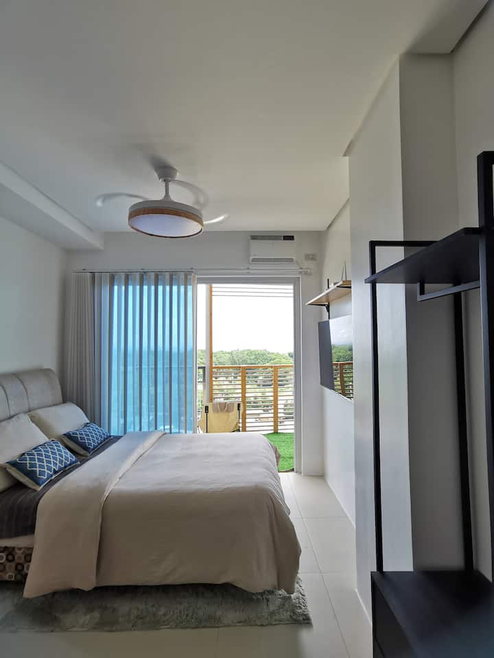 Modern Uptown Ocean View Studio W/ Pool & Netflix - Opol