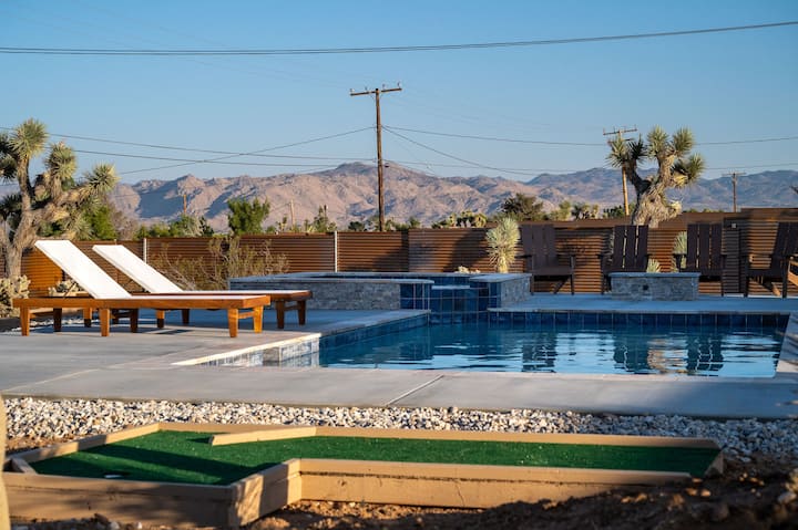 Tiny Home W Pool, Hot Tub, Sauna, Golf & More! - Joshua Tree, CA