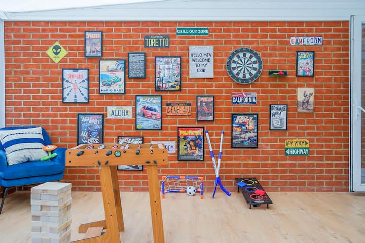 Large Home With Games Room, Watford - Watford