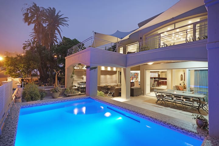 Luxury 4-bedroom Villa With Ocean Views - Camps Bay