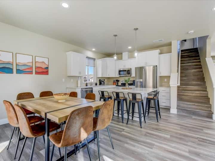 Riverview Retreat Ii - Hot Tub, Relax, Deck Views - Ginkgo Petrified Forest State Park, Vantage