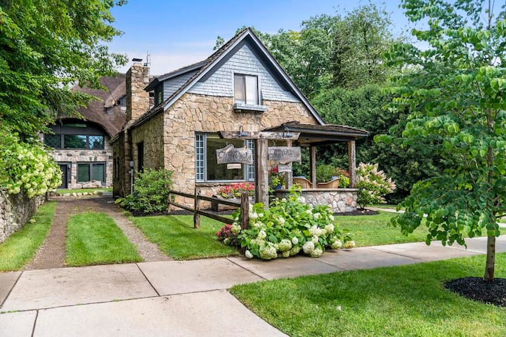 The Mushroom Cottage - Charlevoix, MI