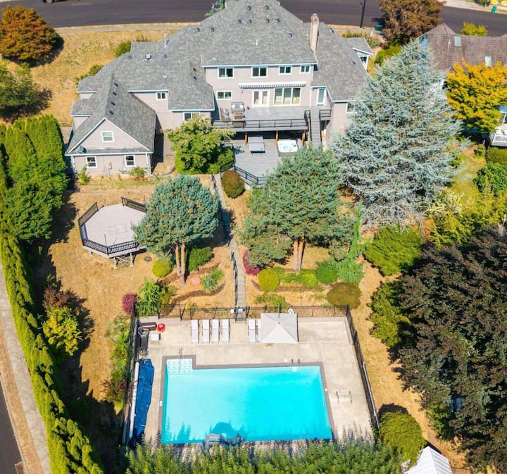 Luxury 7-bedroom Villa With Pool, Hot Tub & Sauna - Happy Valley, OR