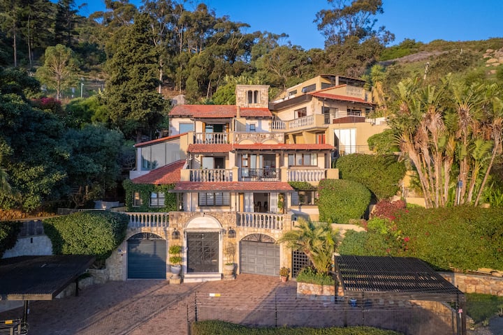 Luxury 5-bedroom Villa With Ocean Views - Le Cap