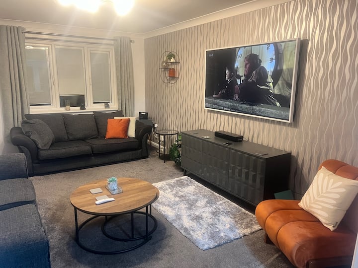5 Bedroom House - Amazing Gadgets!  Huge Discounts - Newcastle-under-Lyme